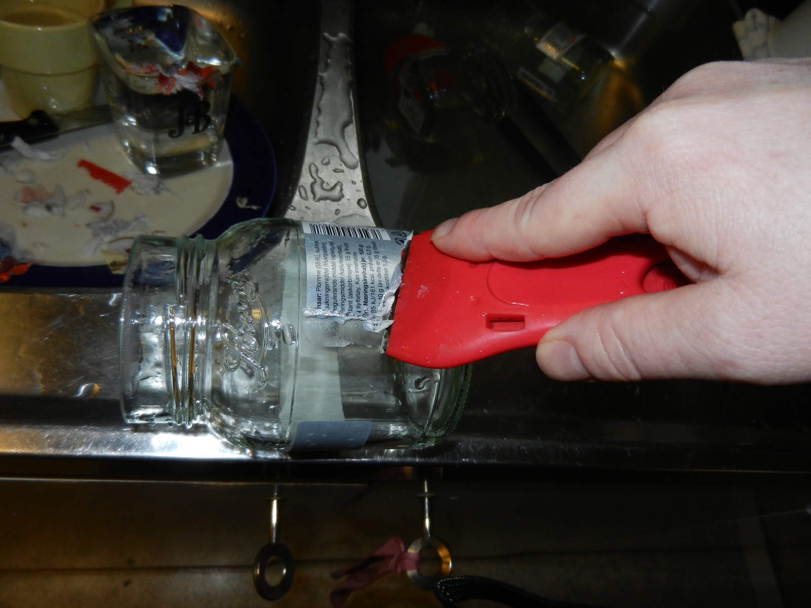 Spare glass og fjerne etiketter og klister – Pasjon for Jul